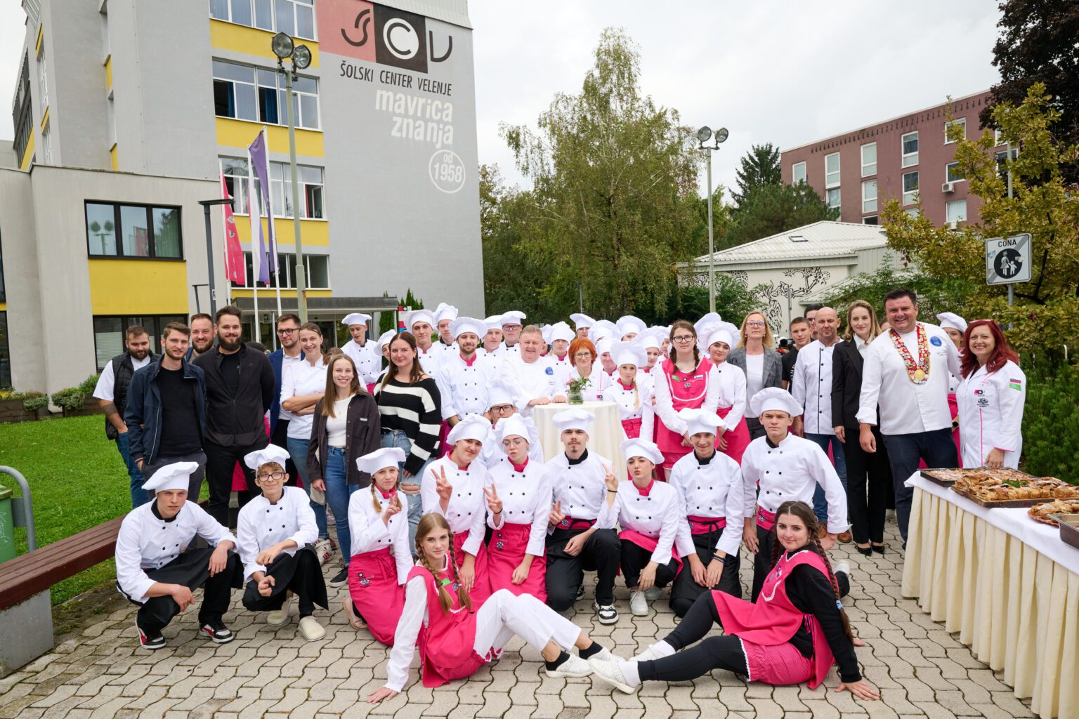 Dijaki gastronomi med svoje vrste slavnostno sprejeli nove dijake ...
